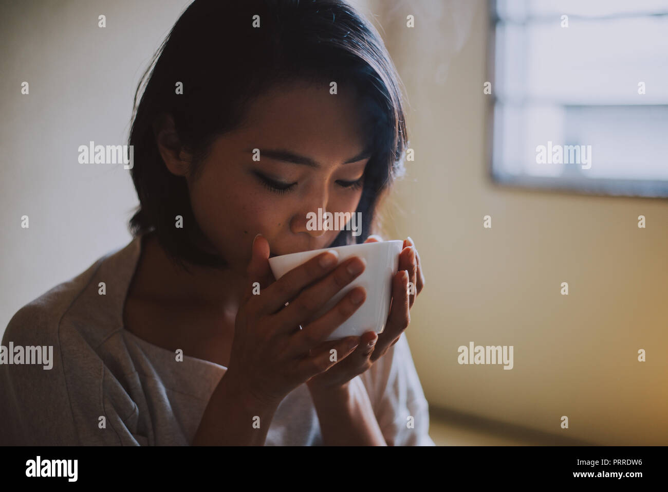 Beautiful japanese woman, lifestyle moments in a traditional Tokyo ...