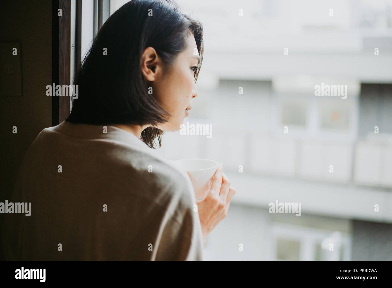 Beautiful japanese woman, lifestyle moments in a traditional Tokyo ...
