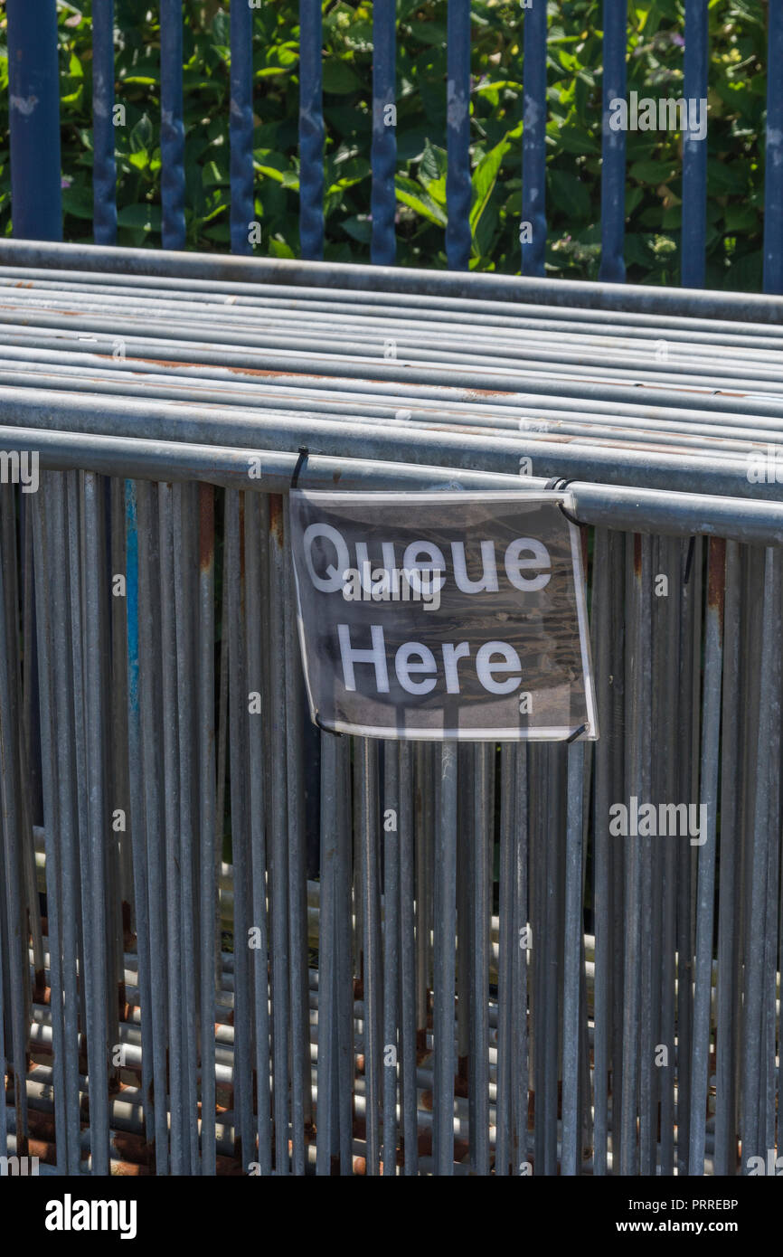 Queue sign hi-res stock photography and images - Alamy
