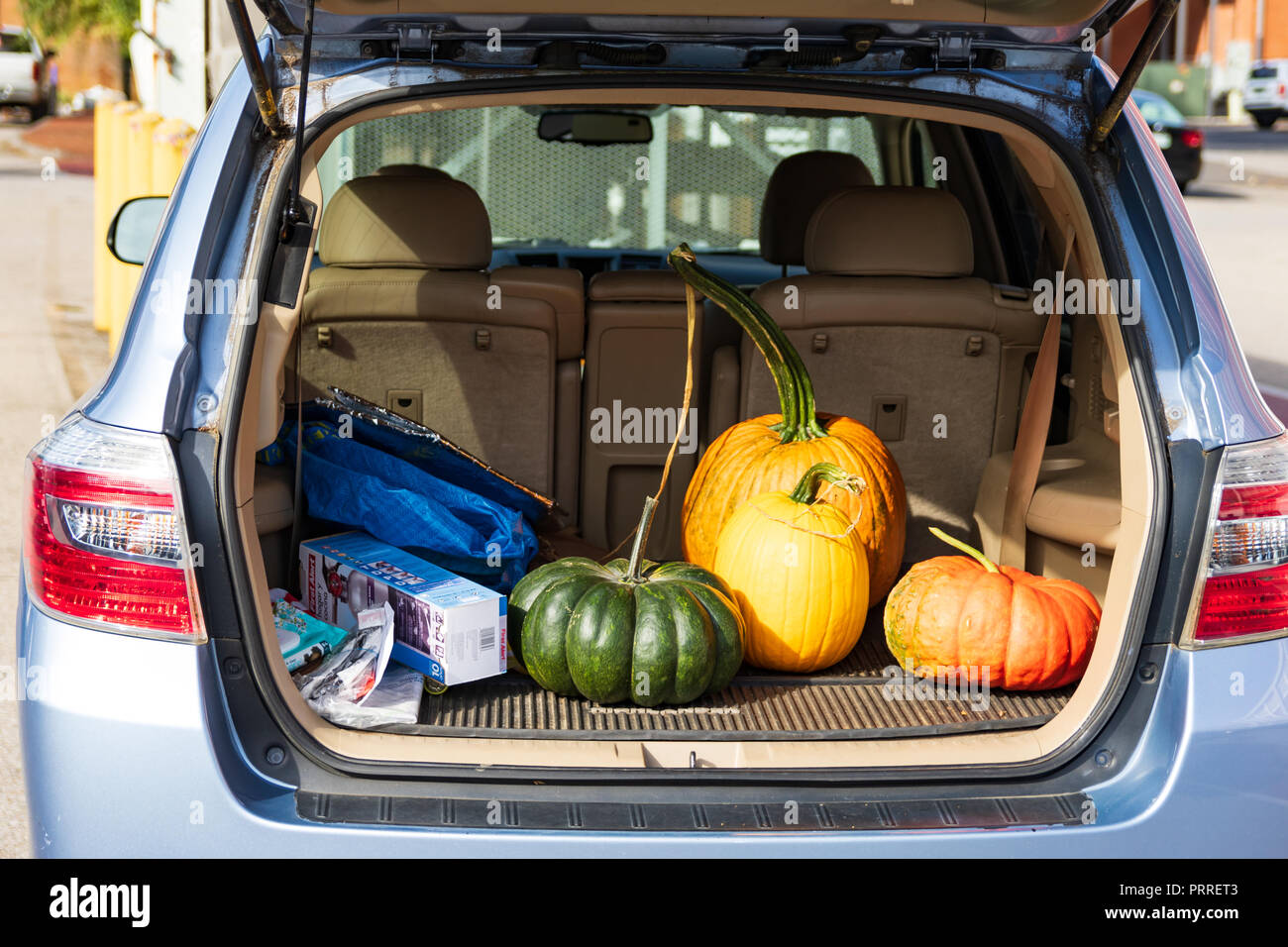 Open trunk suv hi-res stock photography and images - Alamy