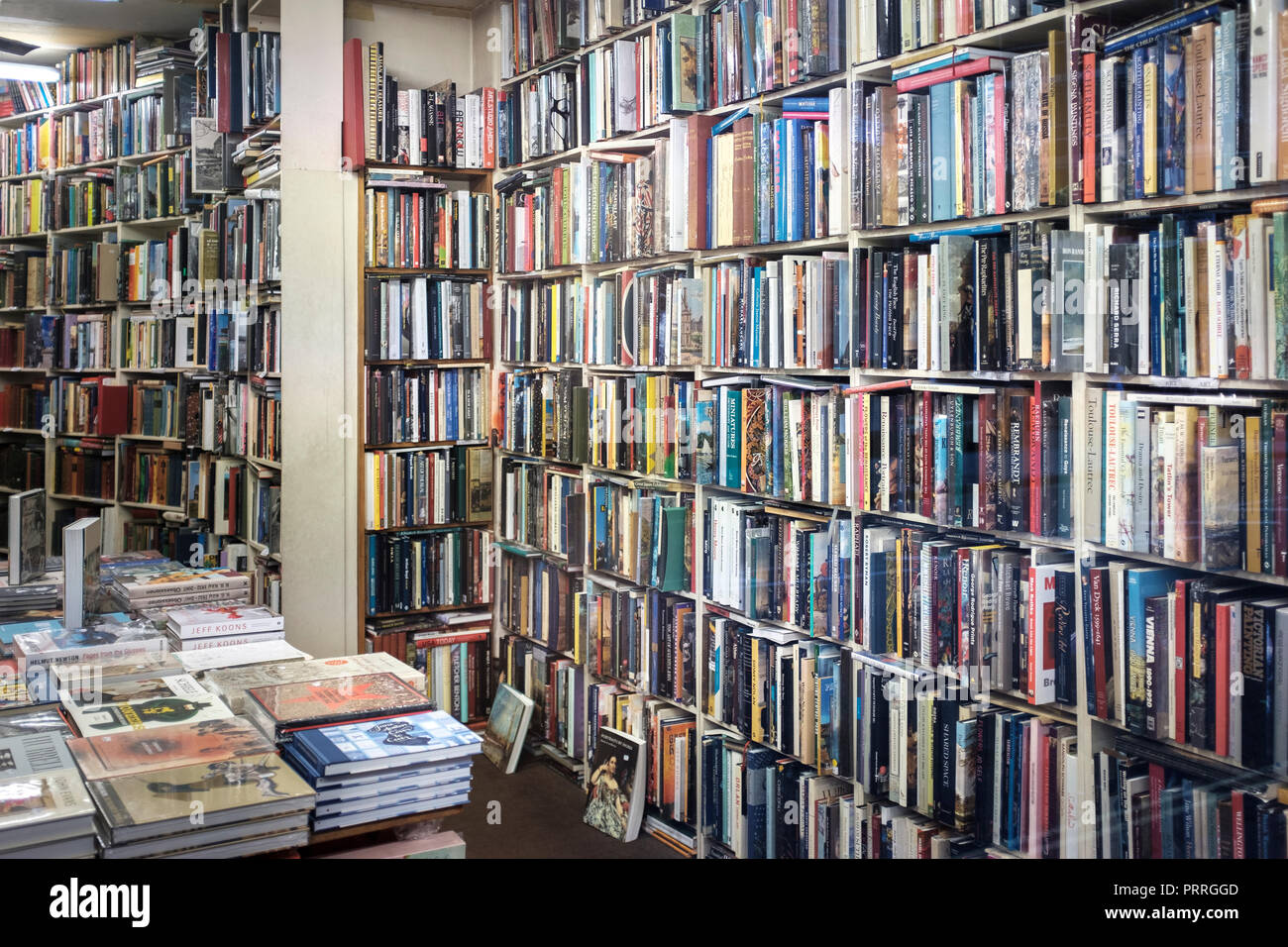 Bookstore display hi-res stock photography and images - Alamy