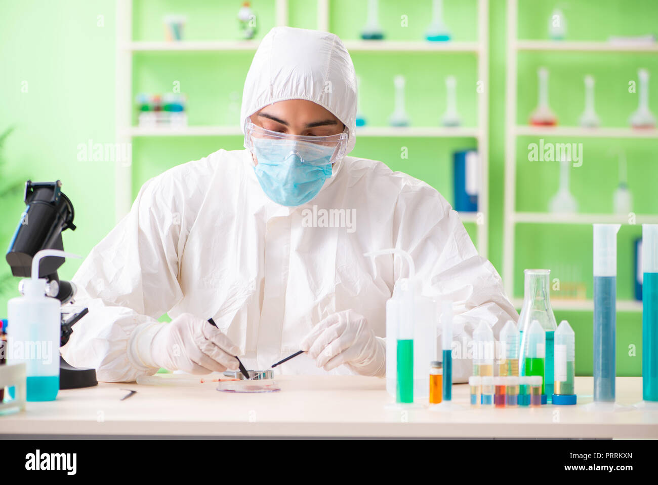 Chemist working in the lab on new experiment Stock Photo - Alamy