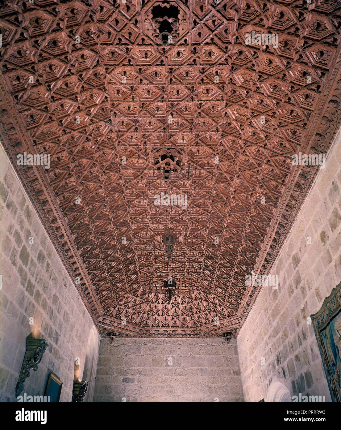 ARTESONADO DEL TECHO DE UN SALA. Location: HOSTAL / CONVENTO DE SAN ...