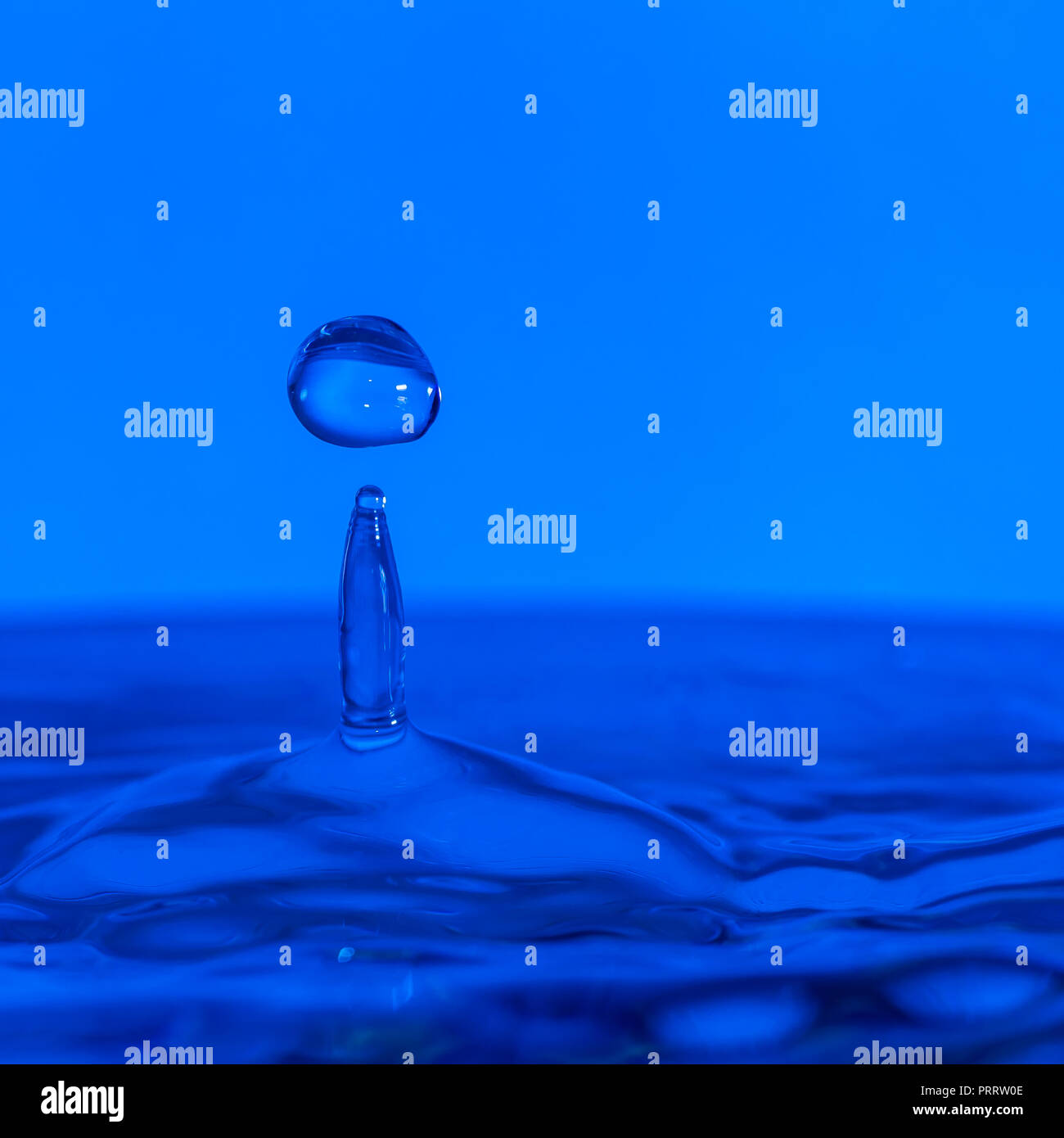 Drop bouncing on the water hi-res stock photography and images - Alamy