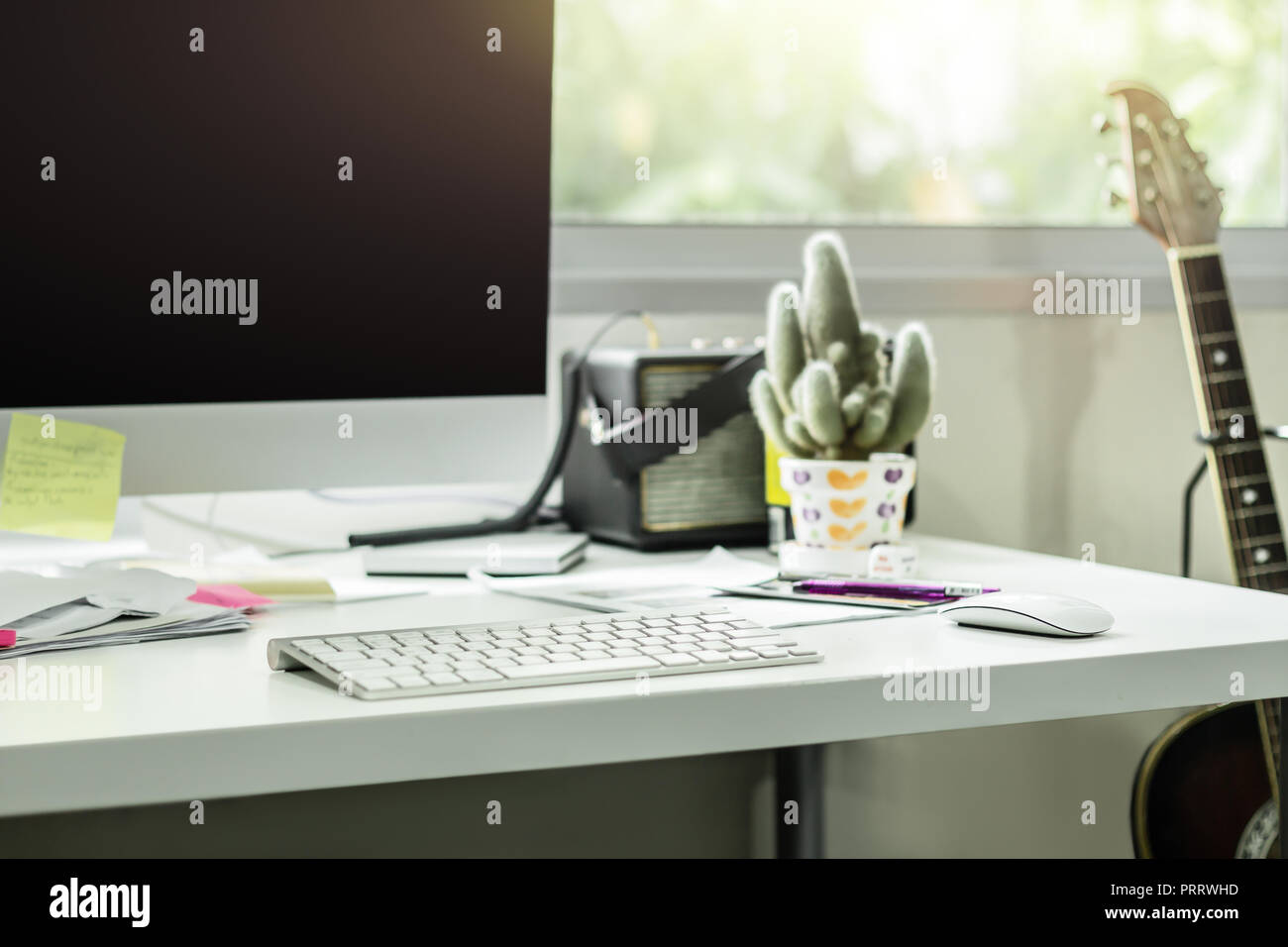 Computer desk desktop hi-res stock photography and images - Alamy