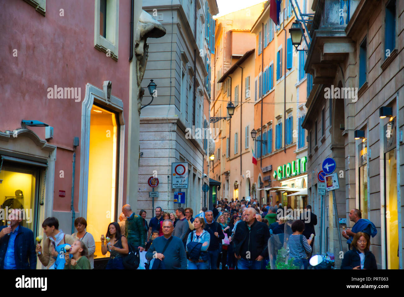 Busy shopping street italy hi-res stock photography and images - Alamy