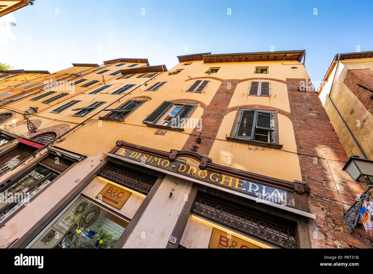 Grocery store front windows hi-res stock photography and images - Alamy