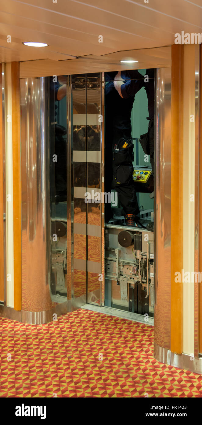 Man engine shaft hi-res stock photography and images - Alamy