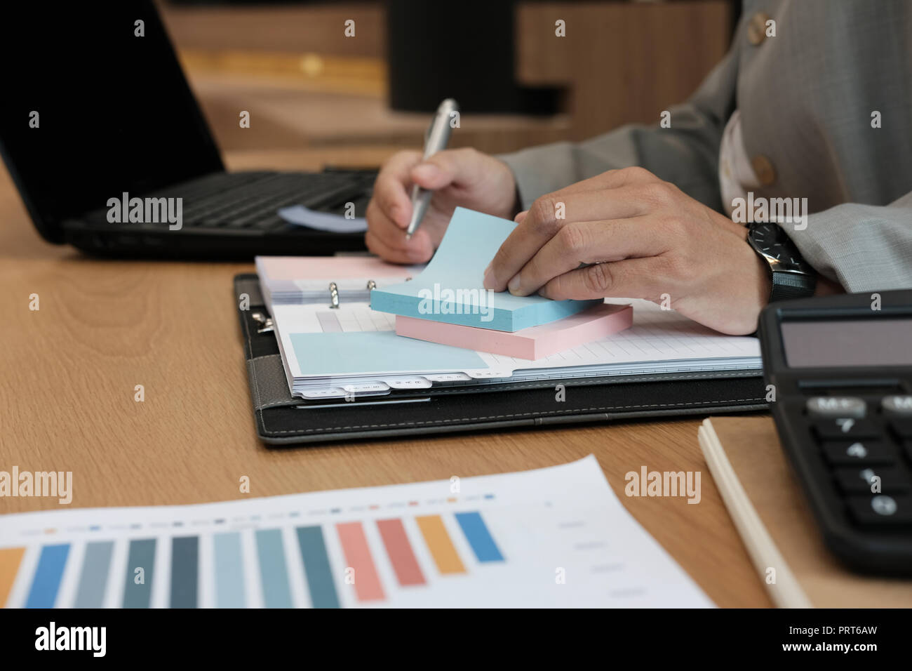 Businessman hold sticky notes reminder schedule for organizing plan at ...