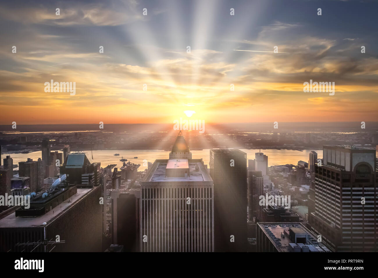 Sun Rays on a Dramatic sunset in Manhattan Stock Photo - Alamy