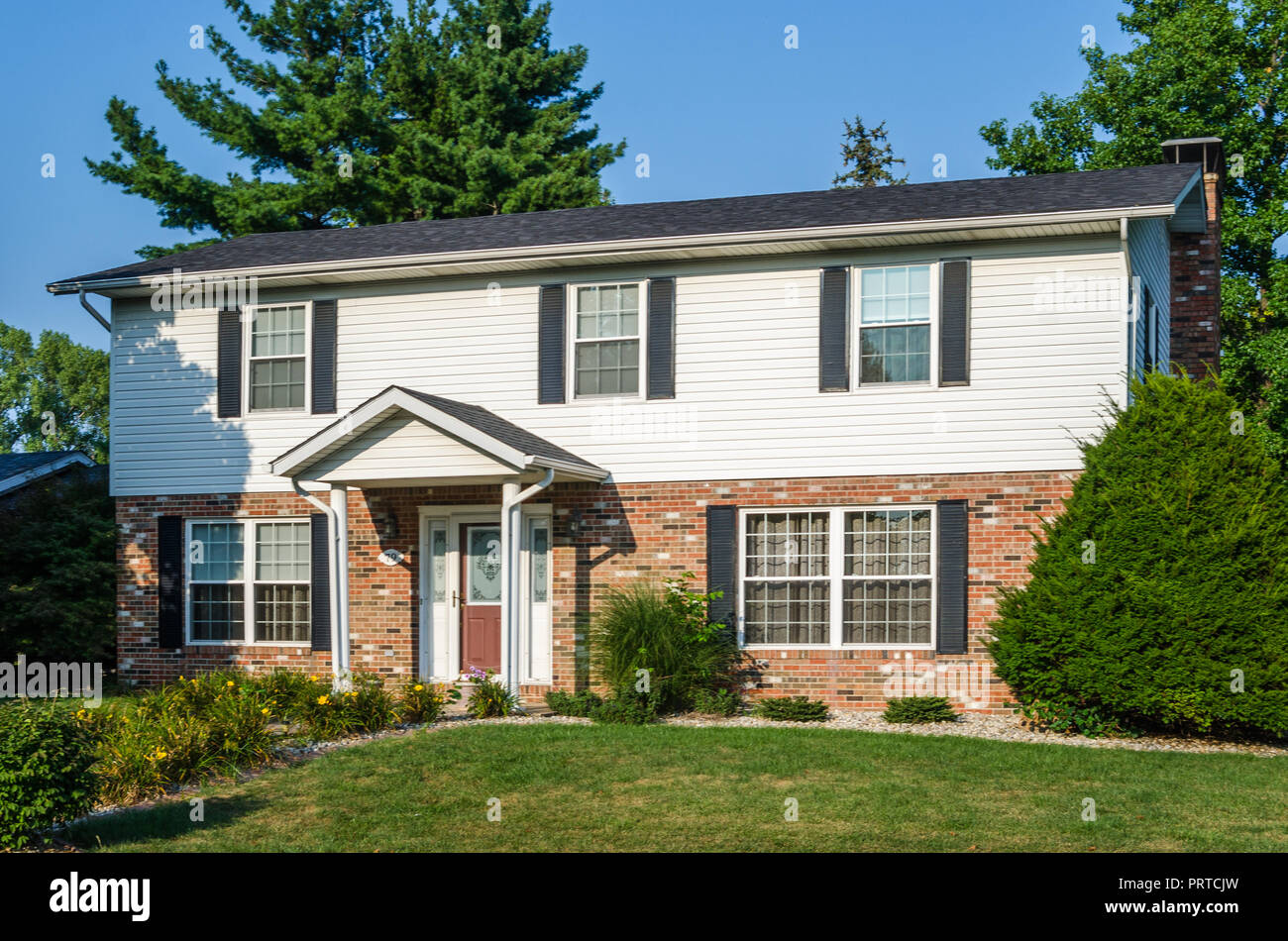 Exteriors traditional suburban house hi-res stock photography and ...