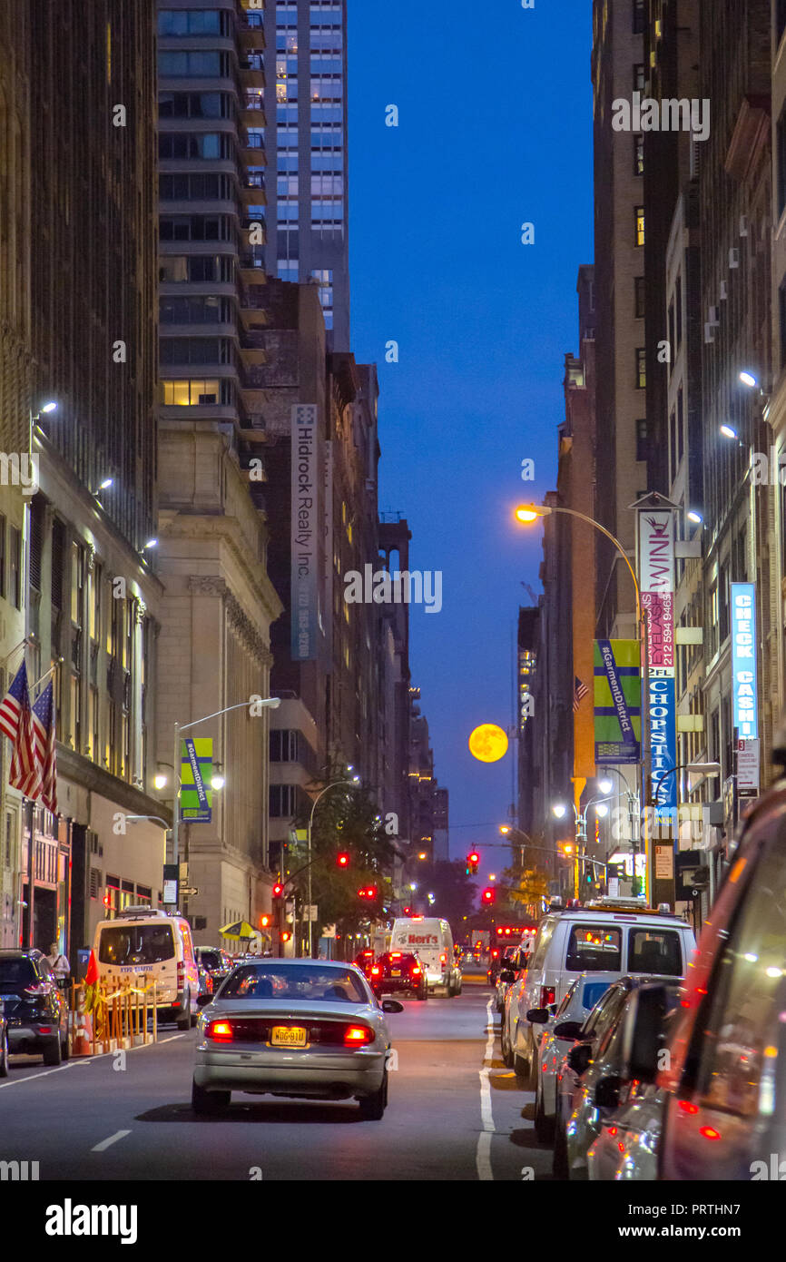 New york skyline night moon hi-res stock photography and images - Alamy