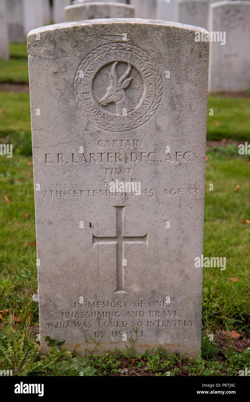 Commonwealth War Graves Commission Grave of Edward Robert Larter of the ...