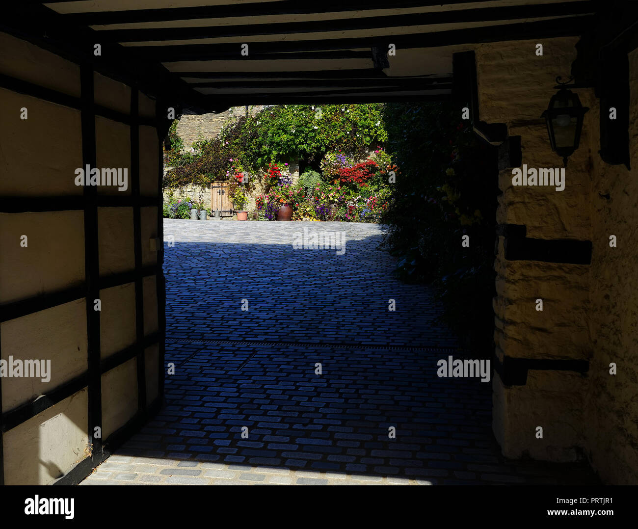 Old coaching inn hi-res stock photography and images - Alamy