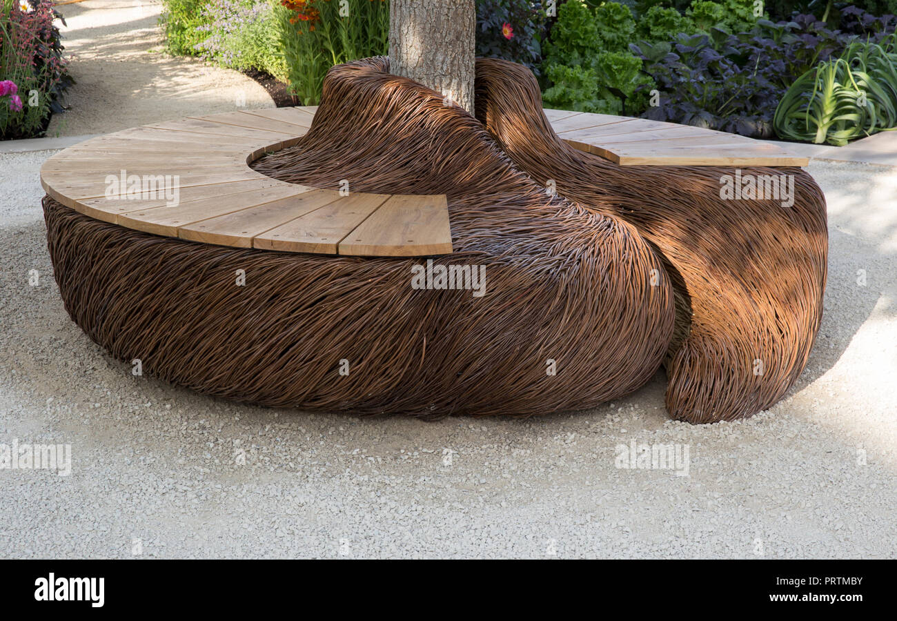 Seating around tree hi-res stock photography and images - Alamy