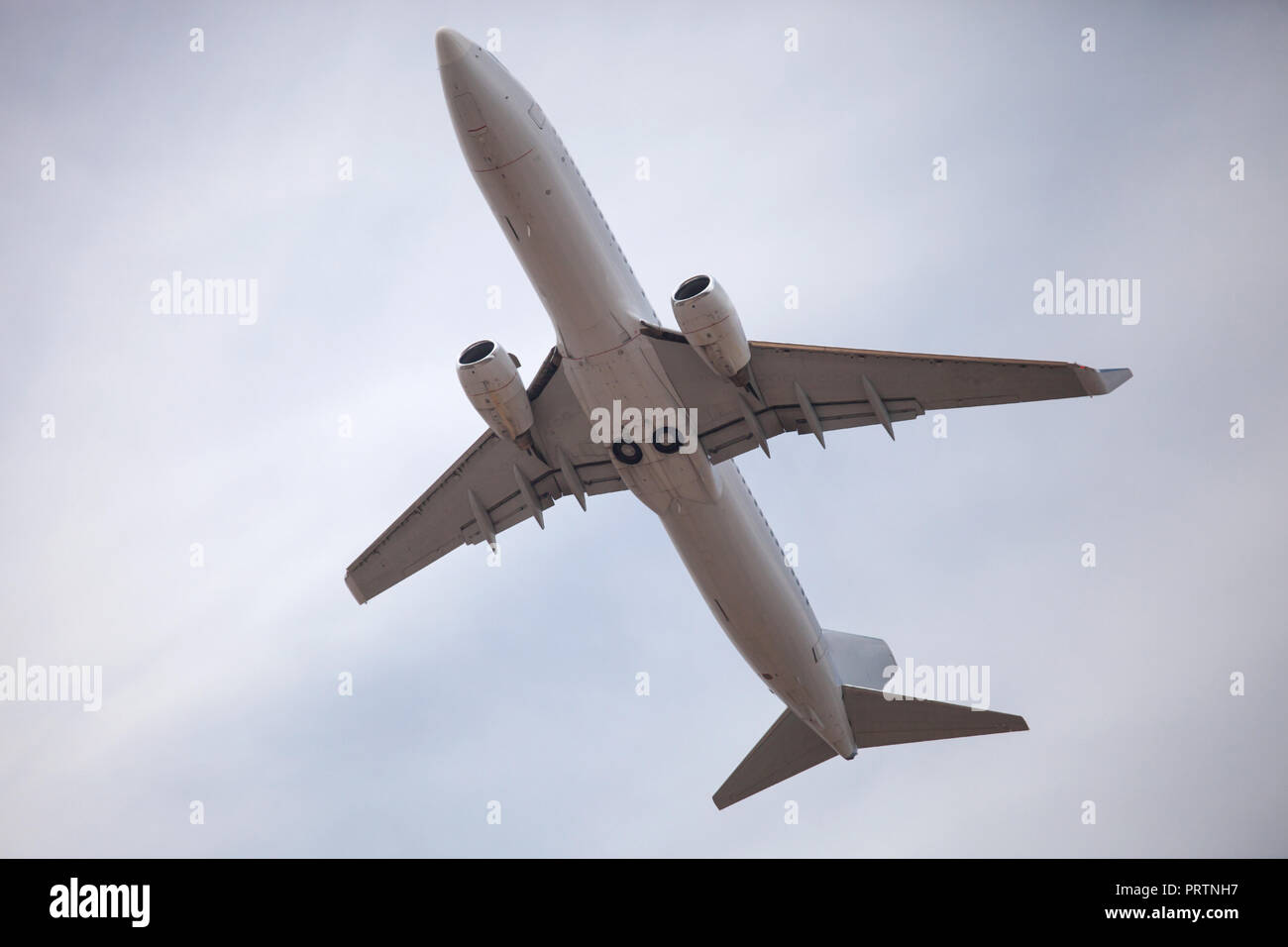 Offtaking airplane hi-res stock photography and images - Alamy