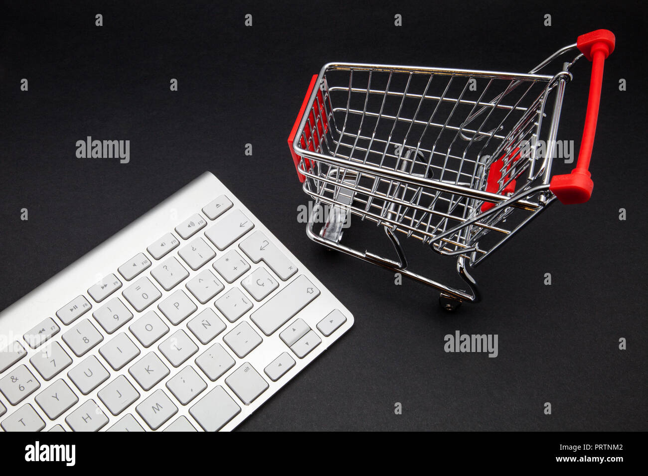 Computer shopping cart hi-res stock photography and images - Alamy