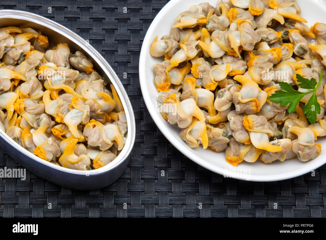 ready-to-eat cockles canned with parsley Stock Photo - Alamy