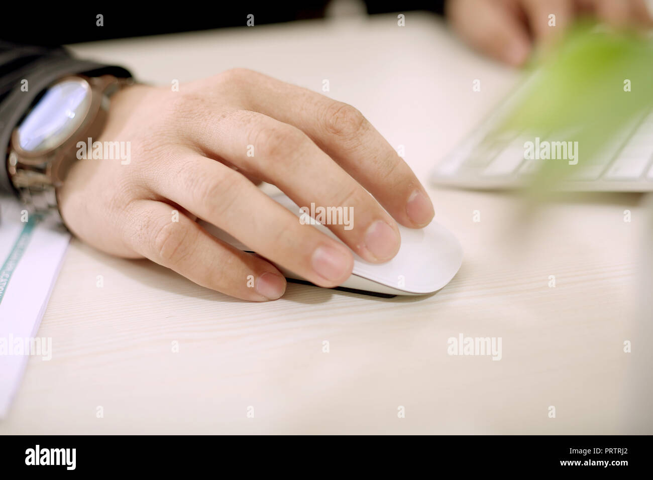 Hand holding wireless mouse hi-res stock photography and images - Alamy