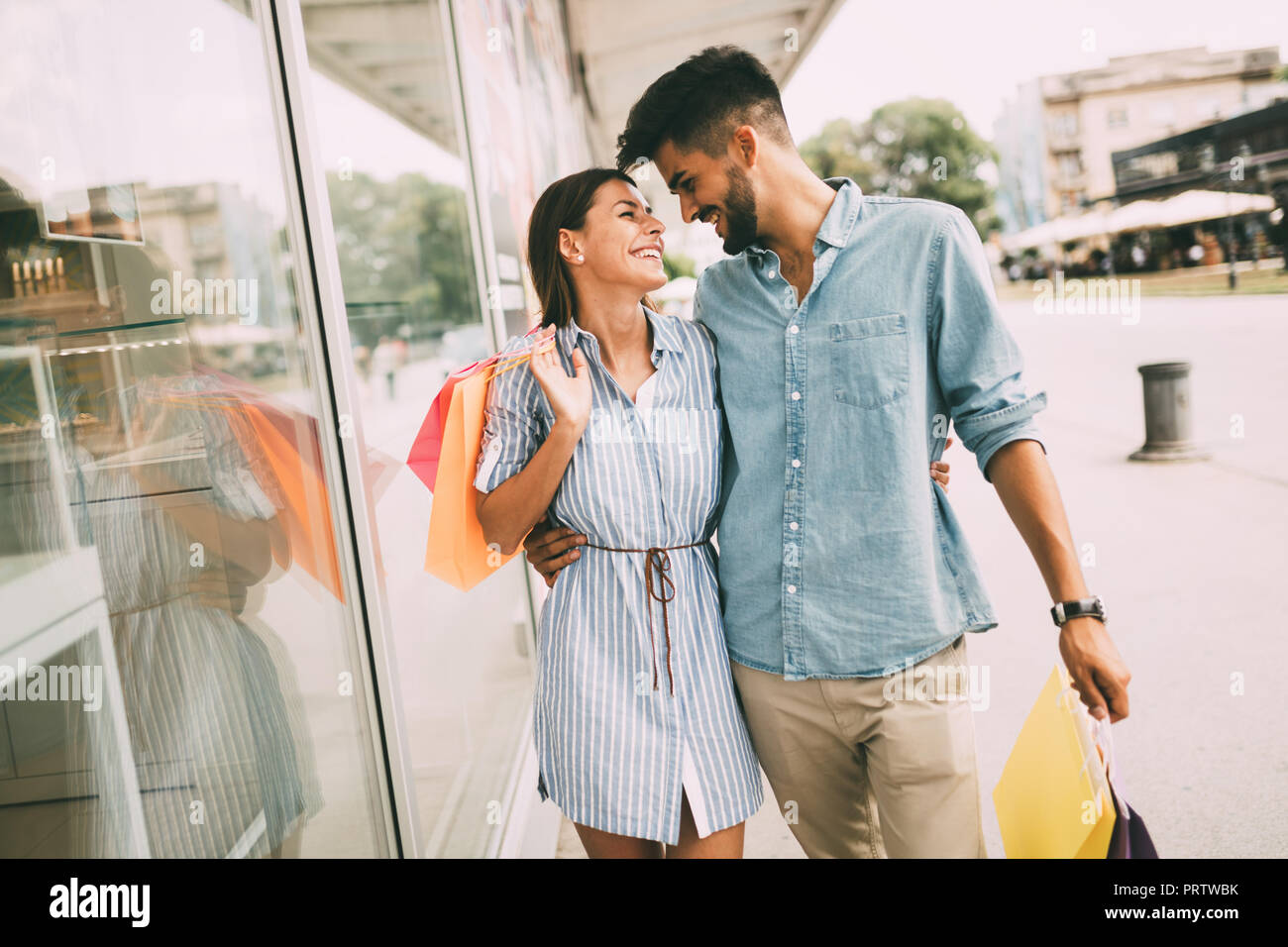 Happy customer couple hi-res stock photography and images - Alamy