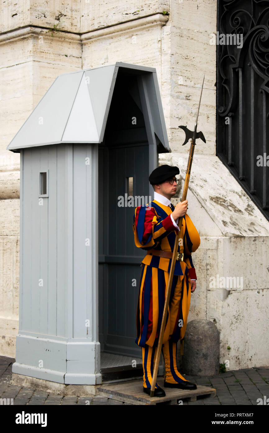 Guardia del vaticano hi-res stock photography and images - Alamy
