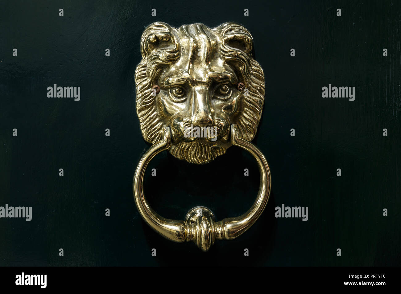 Vintage lion entrance gate hi-res stock photography and images - Alamy