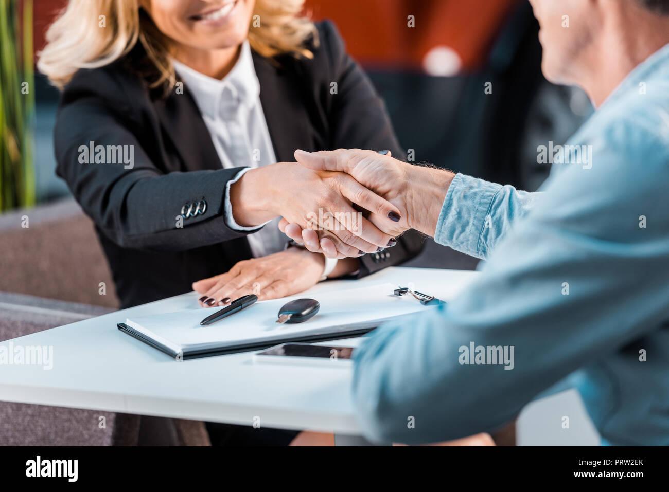 Female car dealer male customer hi-res stock photography and images - Alamy