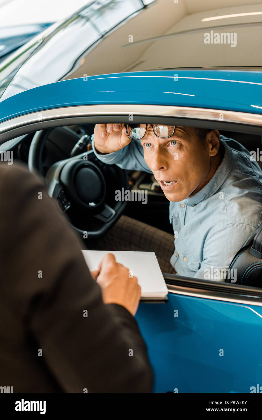 Empty auto dealership hi-res stock photography and images - Alamy