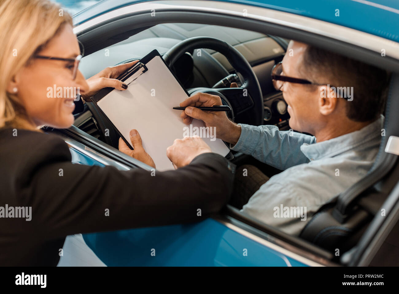 Seller signing contract sale vehicle hi-res stock photography and ...