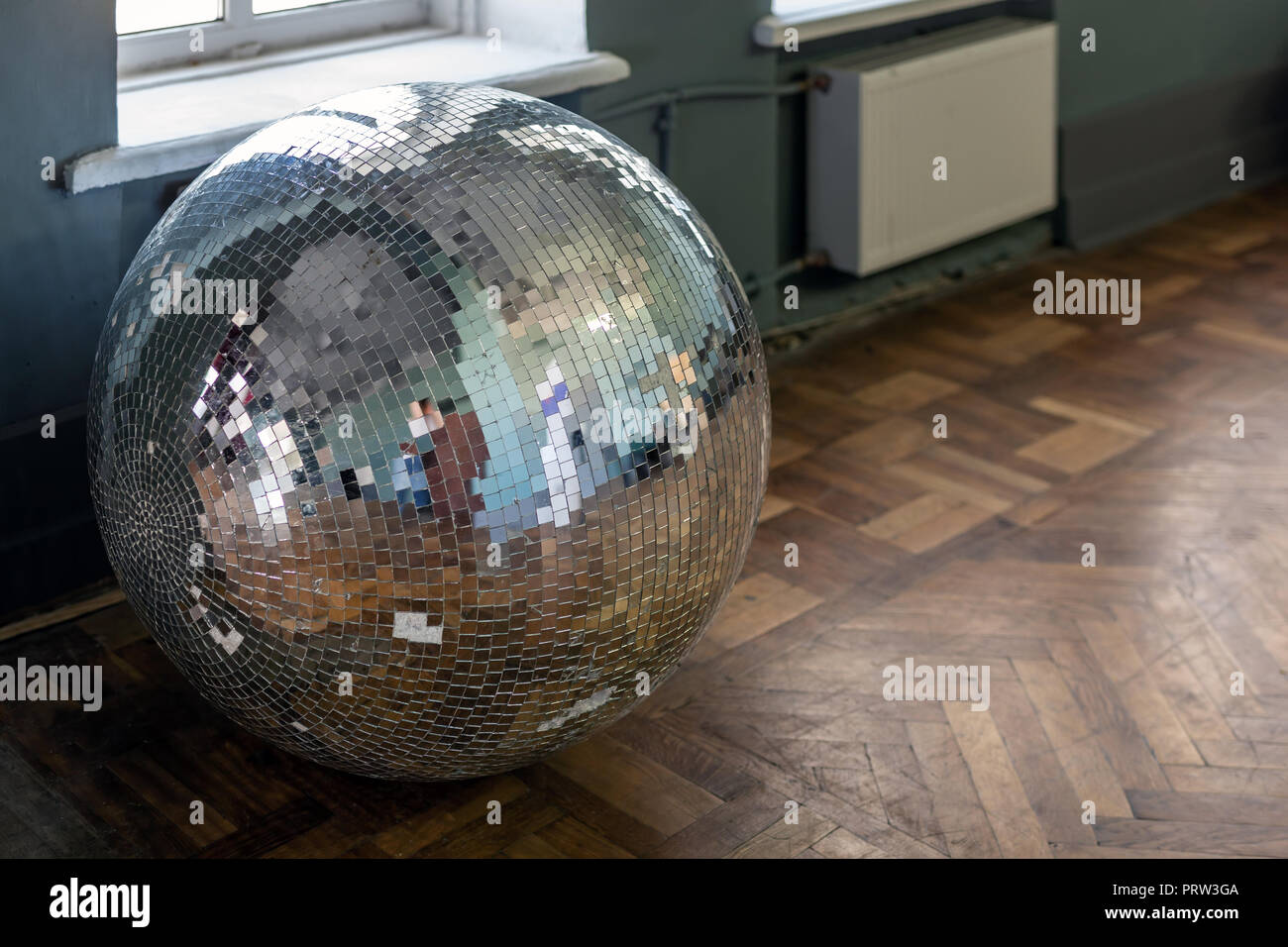 Empty disco dance floor hi-res stock photography and images - Alamy