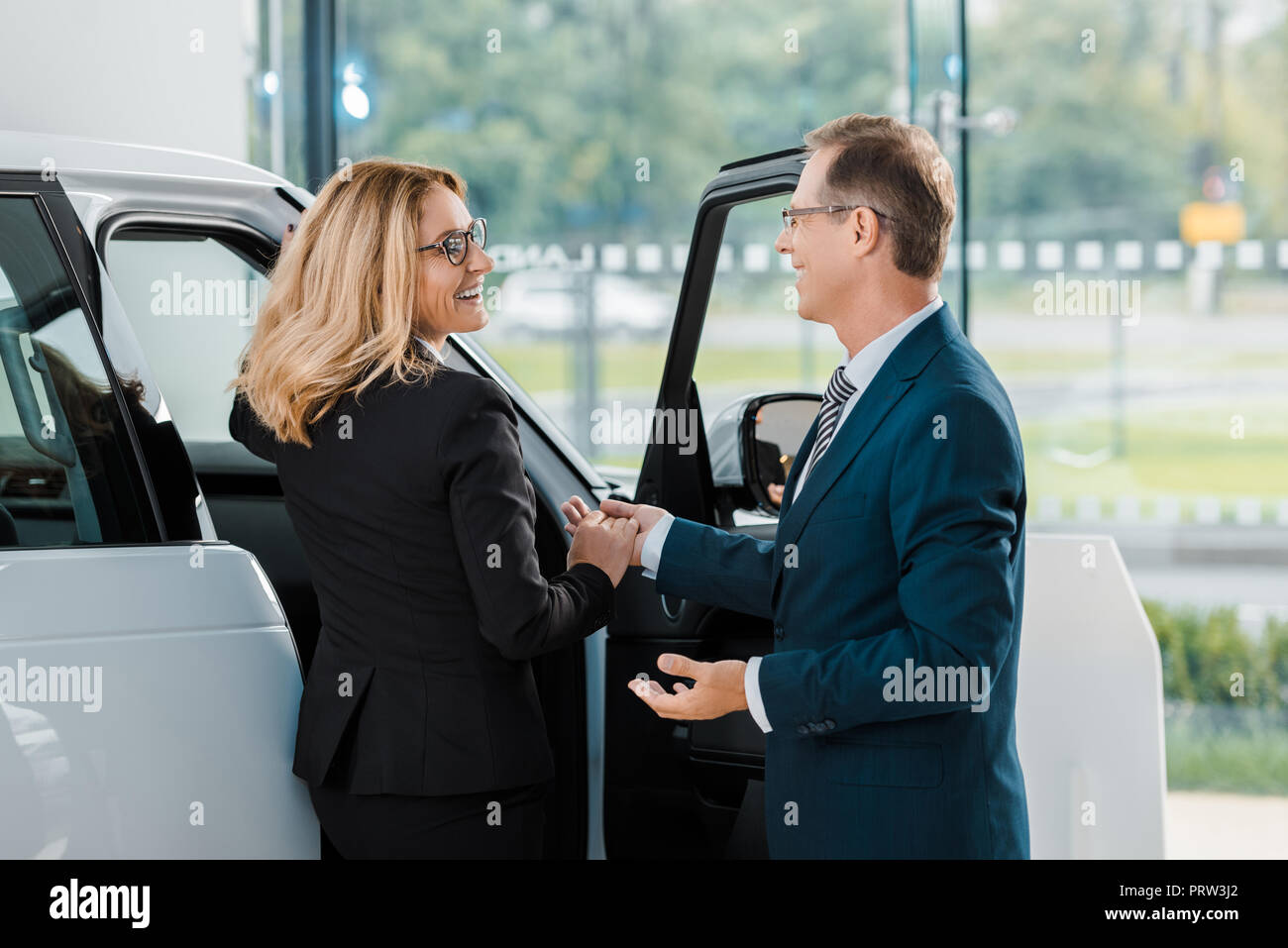 Helping customers couple hi-res stock photography and images - Alamy