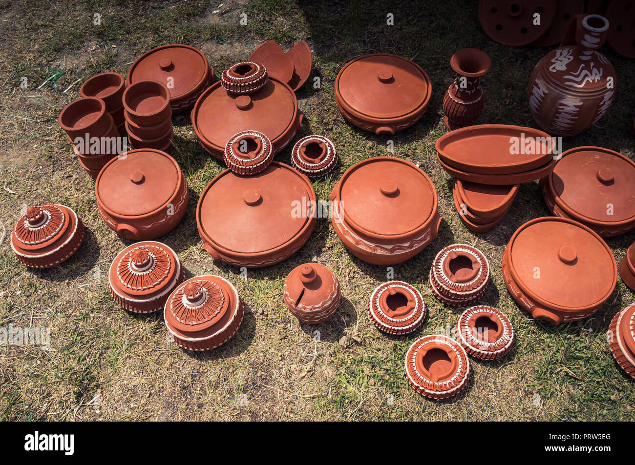 Traditional clay pottery for sale at the market Stock Photo - Alamy
