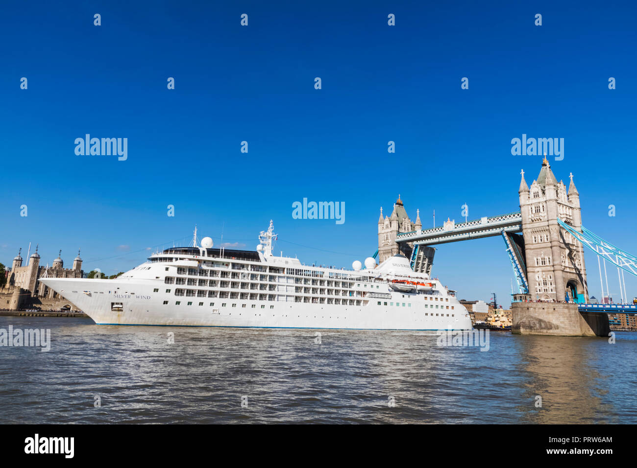 Luxury cruise ship silver wind passing through tower bridge hi-res stock photography and images ...