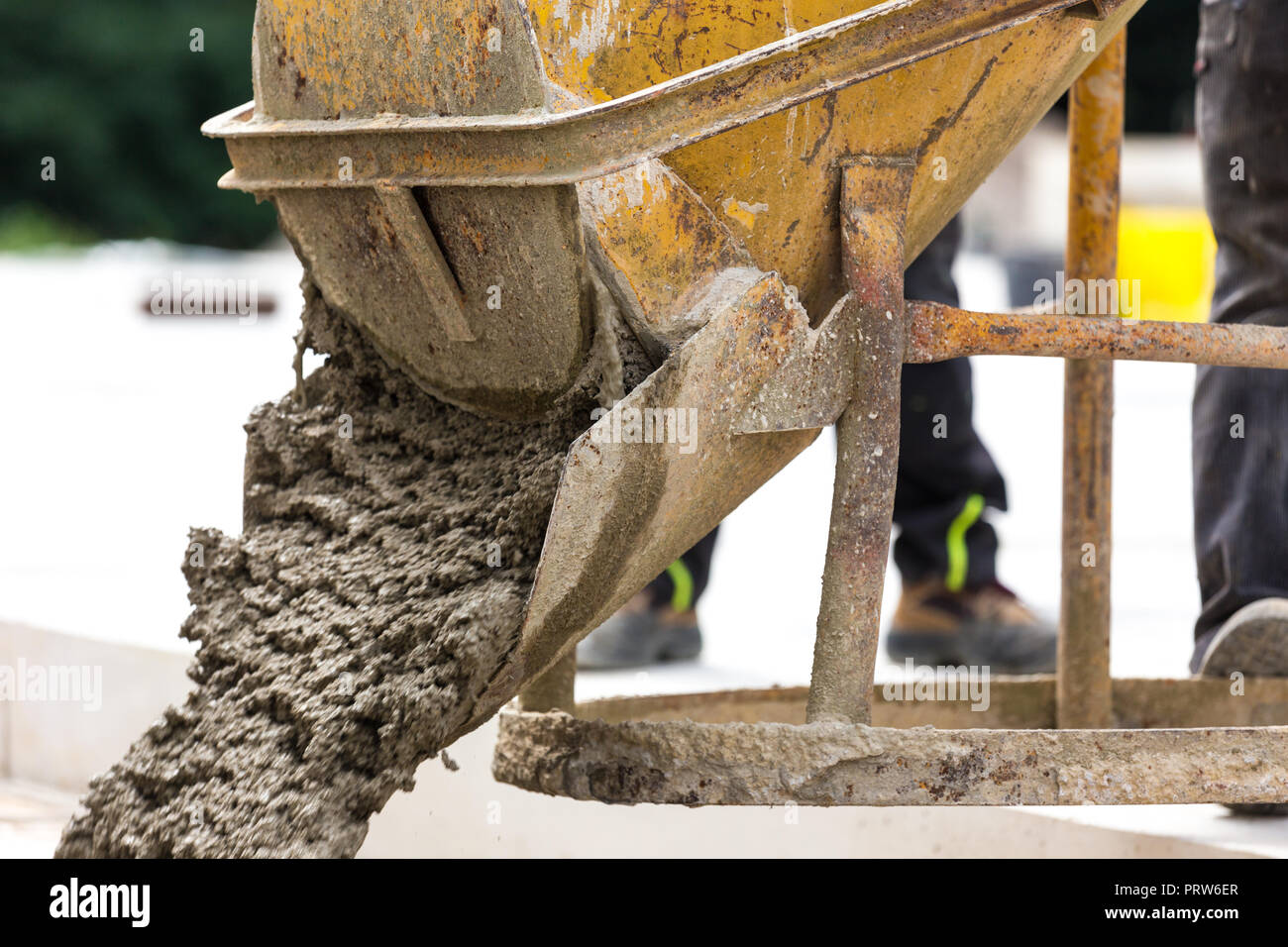 Concrete pouring hi-res stock photography and images - Alamy