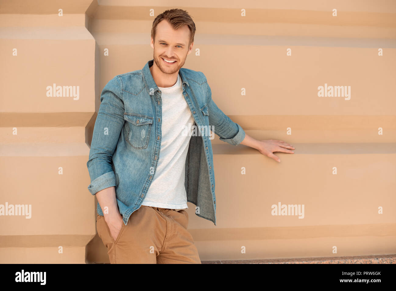 Leaning on building wall hi-res stock photography and images - Alamy