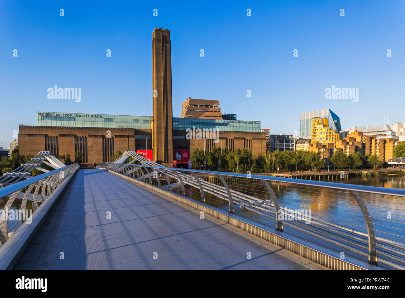 England, London, Bankside, Tate Modern Gallery and Millenium Bridge ...