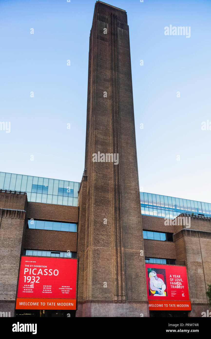 England, London, Bankside, Tate Modern Gallery and Millenium Bridge ...