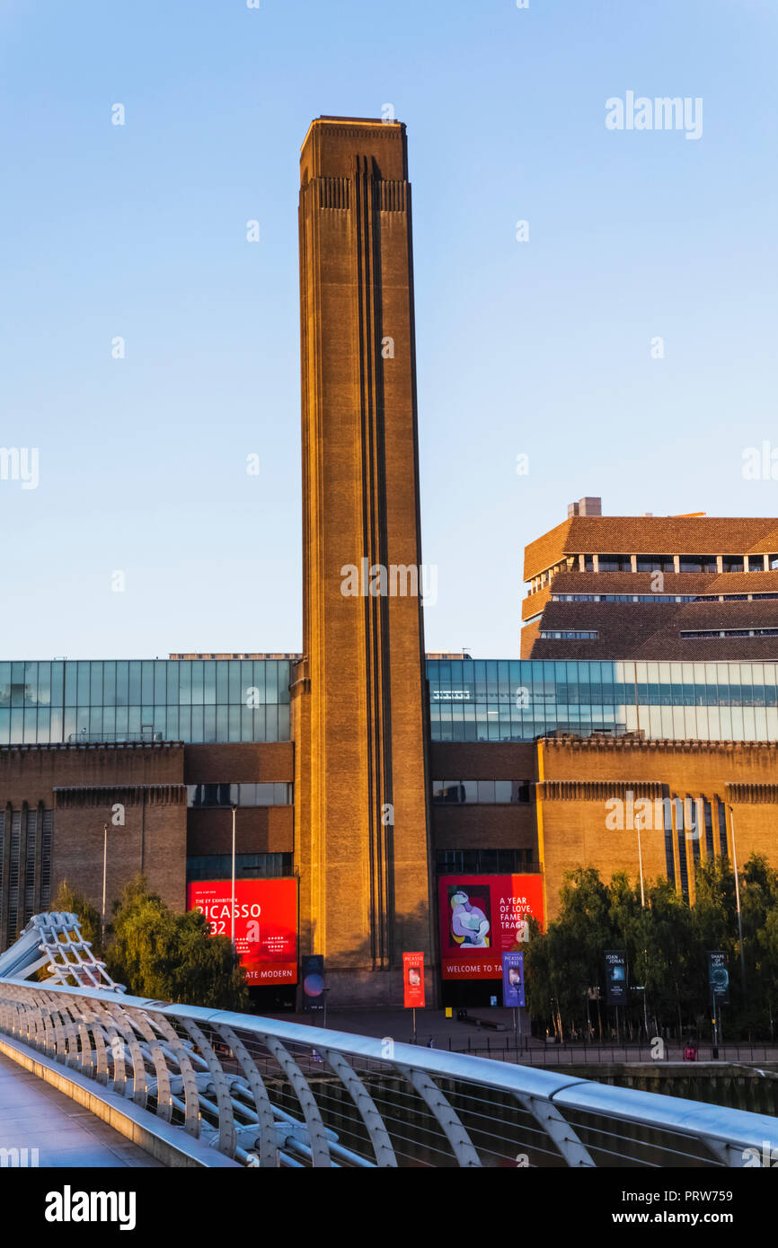 England, London, Bankside, Tate Modern Gallery and Millenium Bridge ...