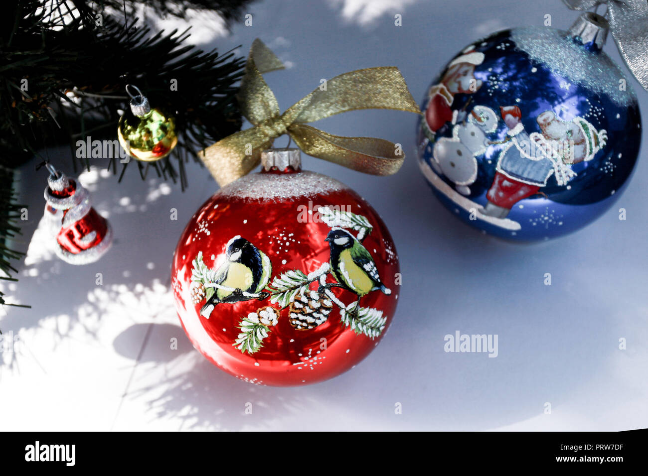 Shiny Christmas ball hanging on pine branches with christmas background ...