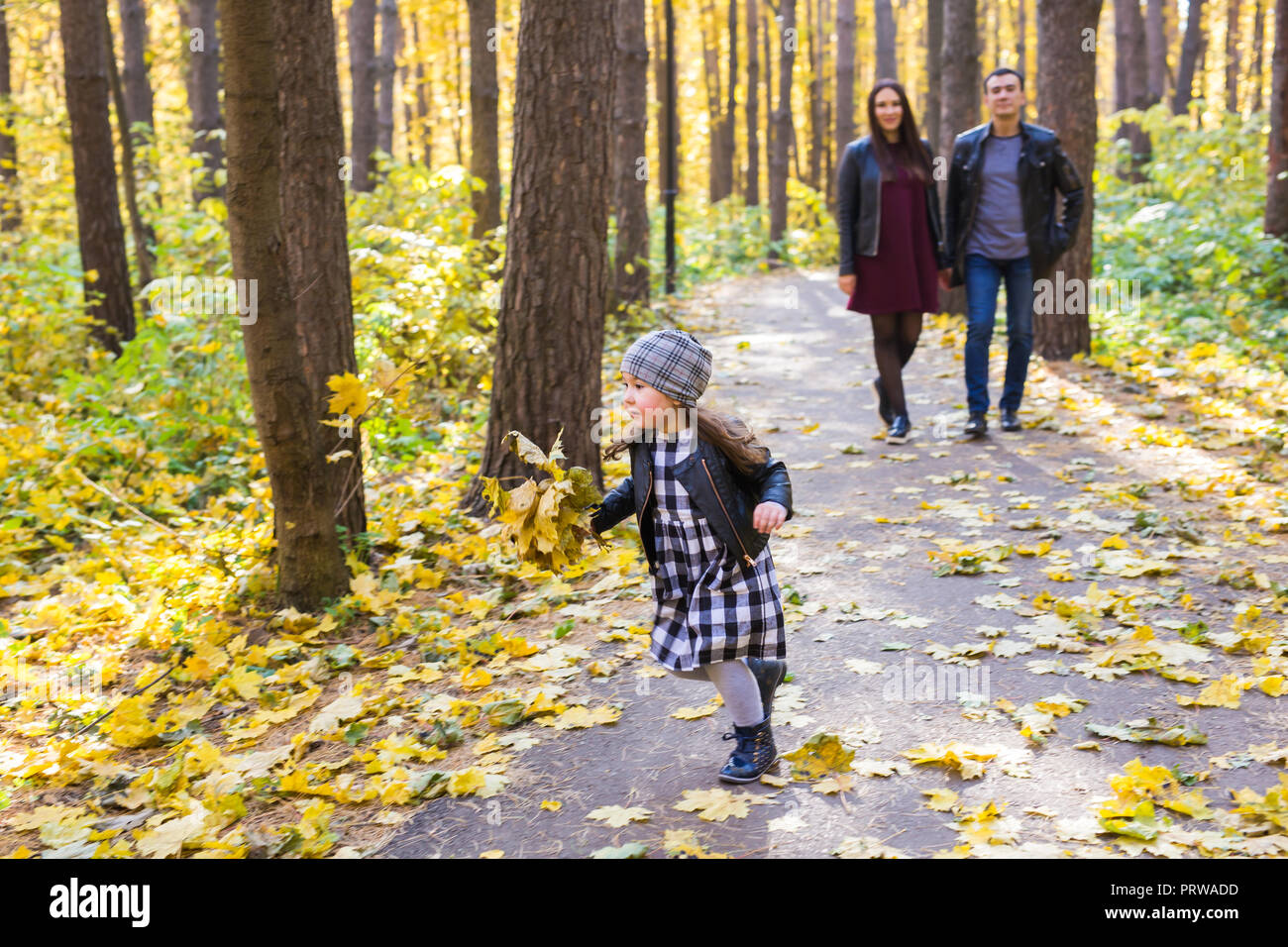 Parks, nature and family concept - Happy child and parents in autumn ...