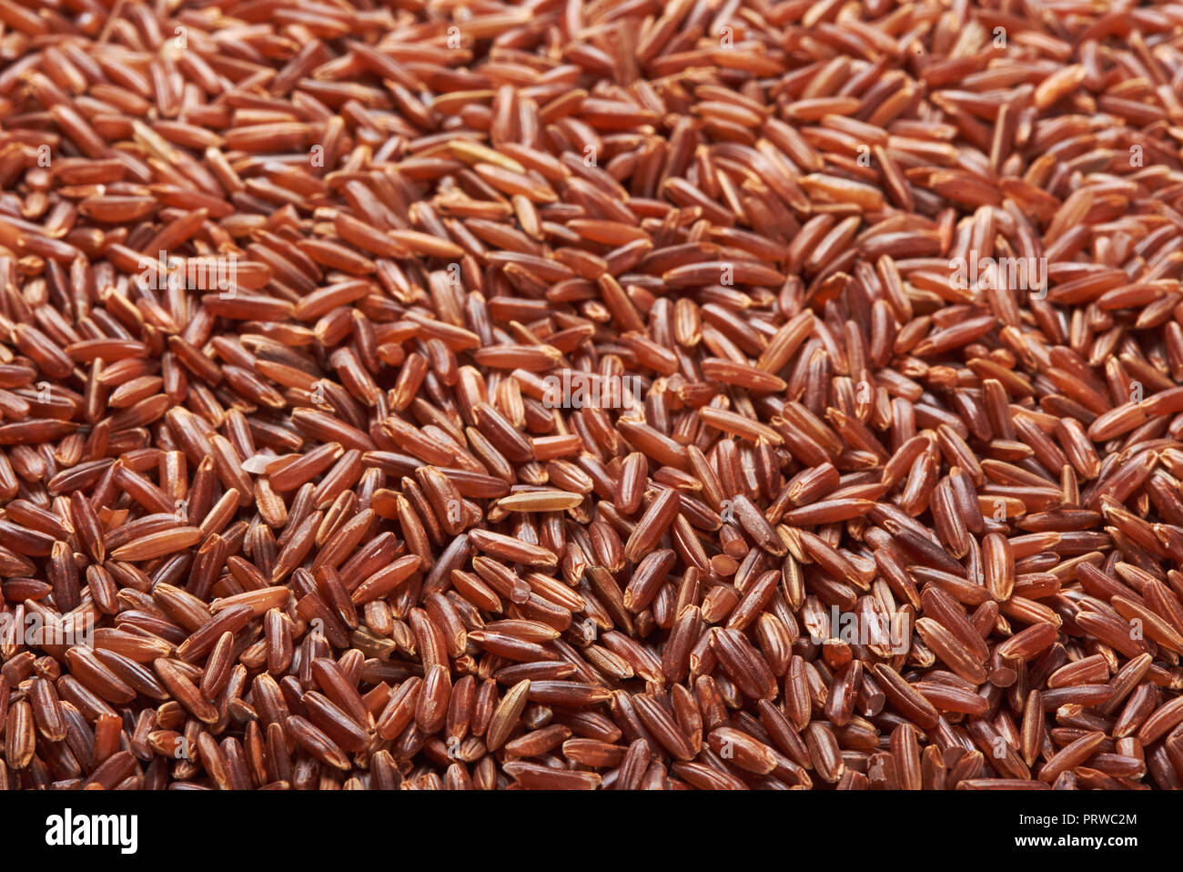 Dry red rice background. Uncooked food texture Stock Photo - Alamy