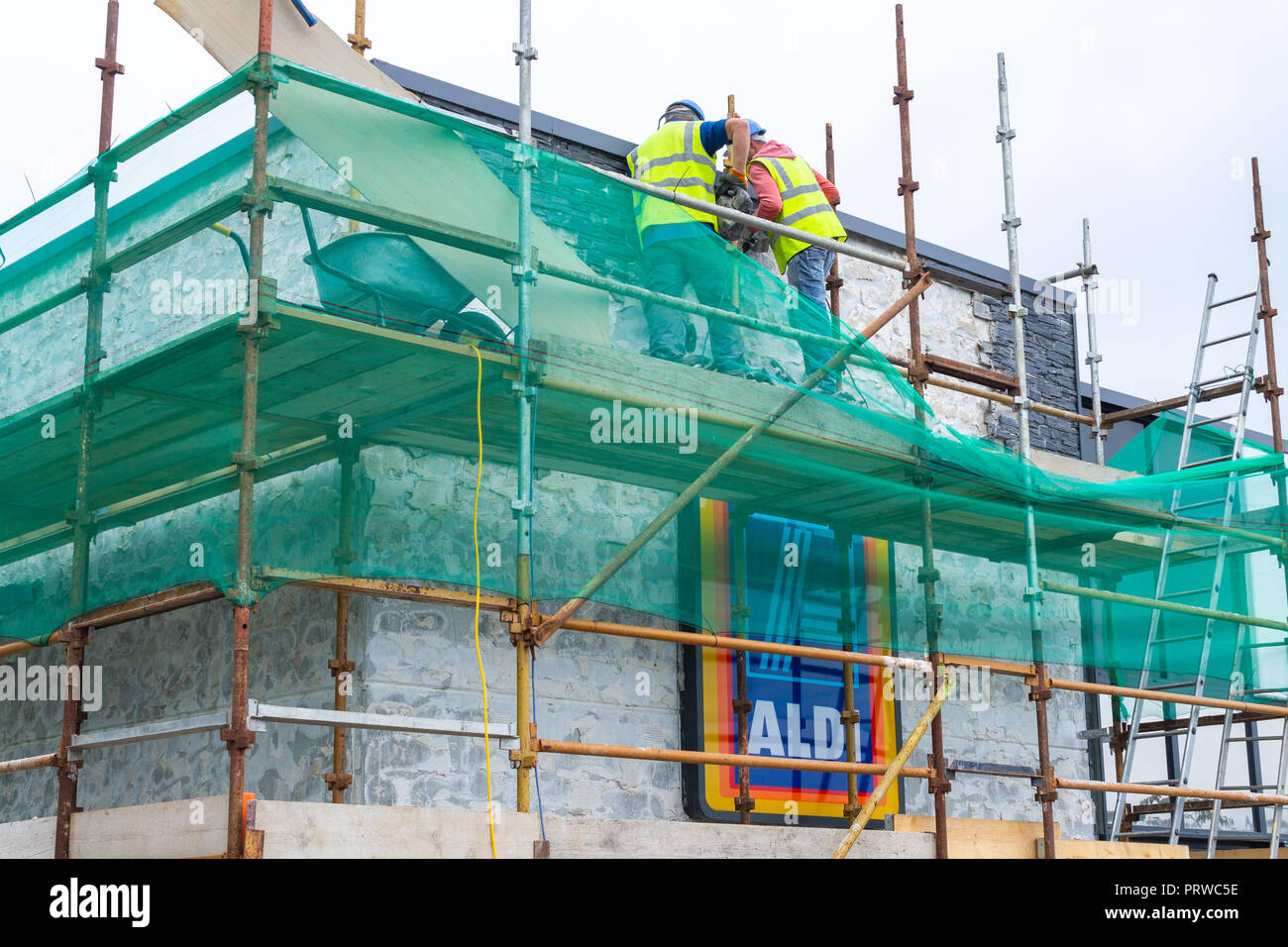 Men working on scaffolding hi-res stock photography and images - Alamy