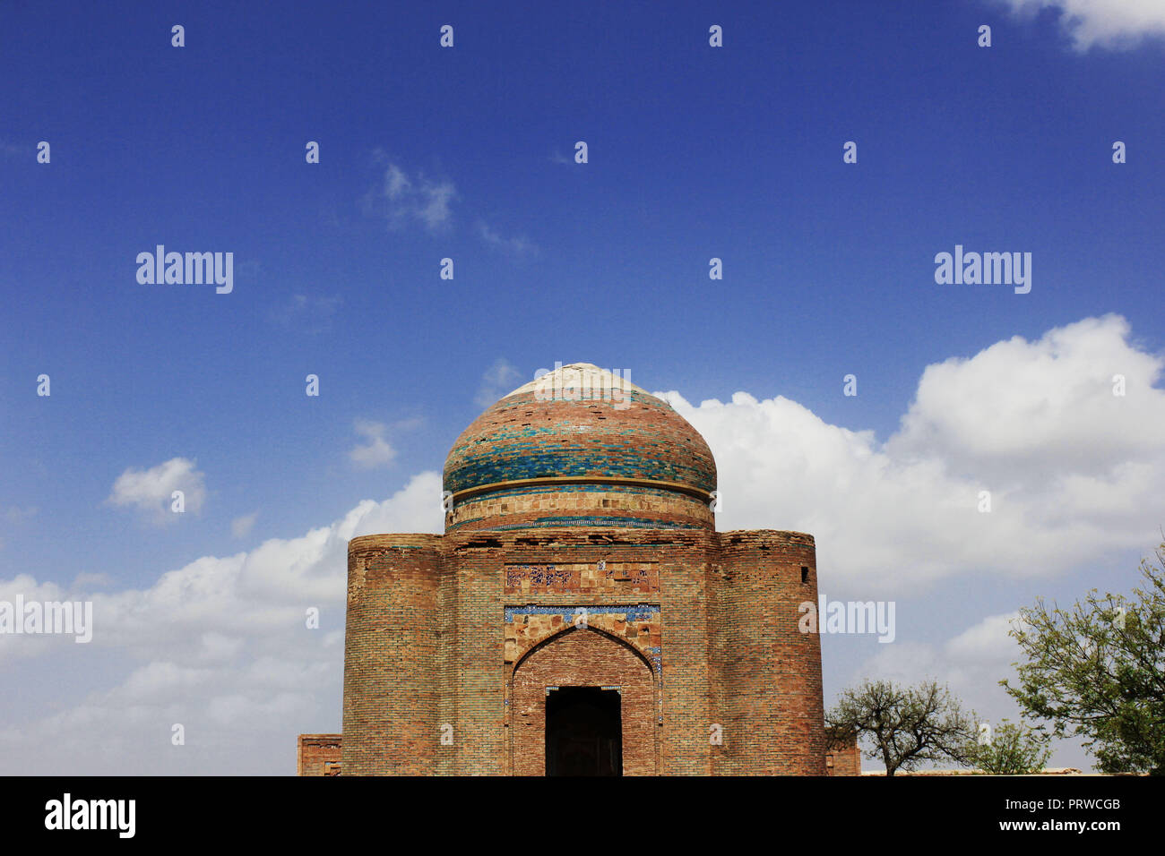 Amazing Architecture. Ancient tomb made of red bricks in Makli hill ...