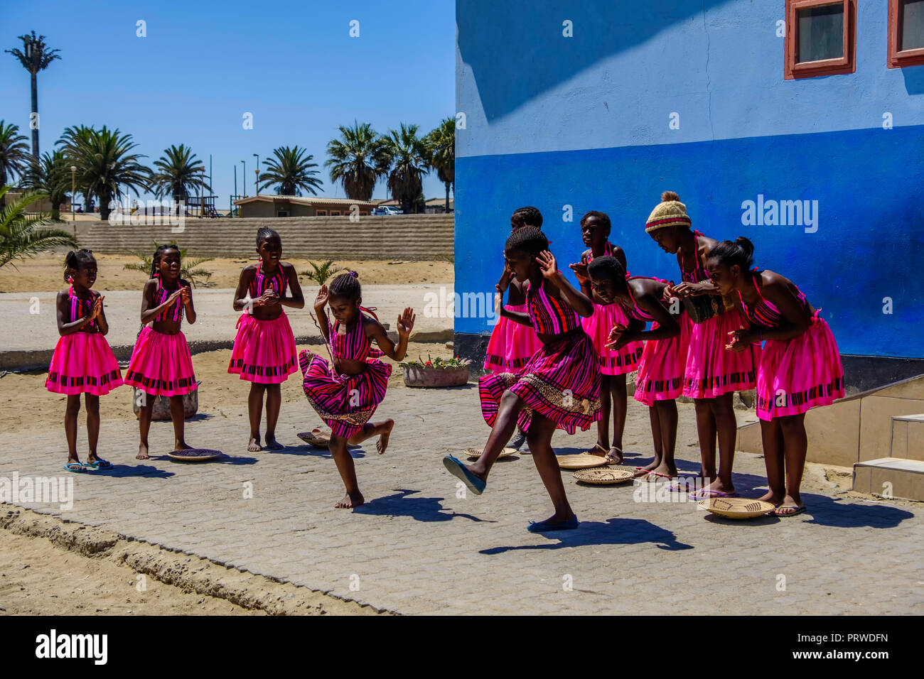 Africa girl dance hi-res stock photography and images - Alamy