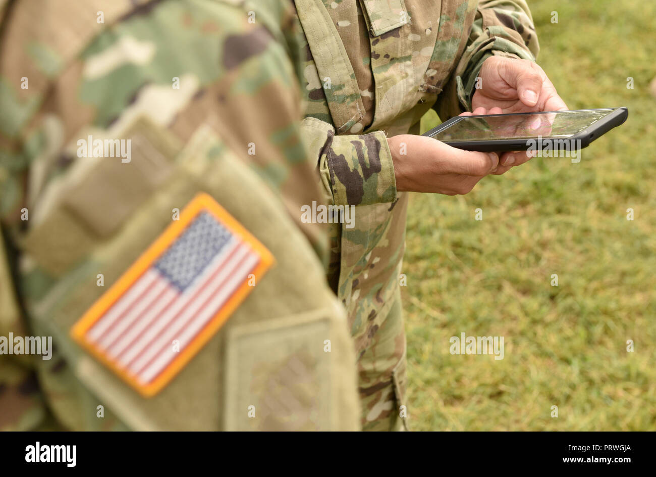 US soldier use smartphone Stock Photo - Alamy
