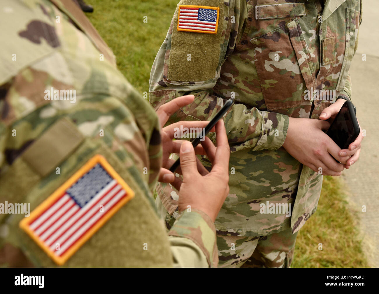 US soldiers use smartphones Stock Photo - Alamy