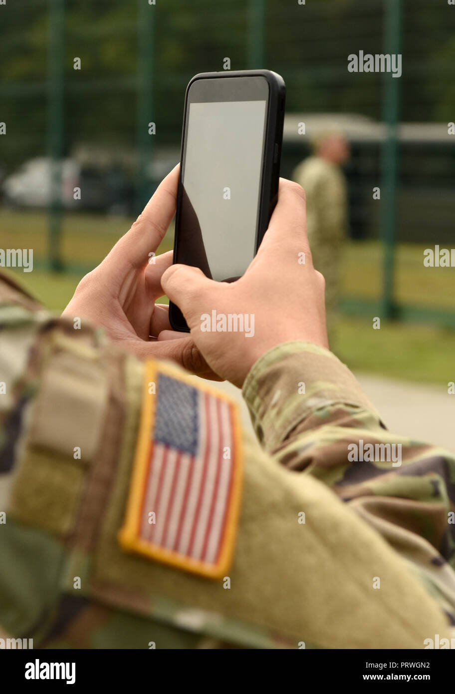 Army soldier and phone hi-res stock photography and images - Alamy