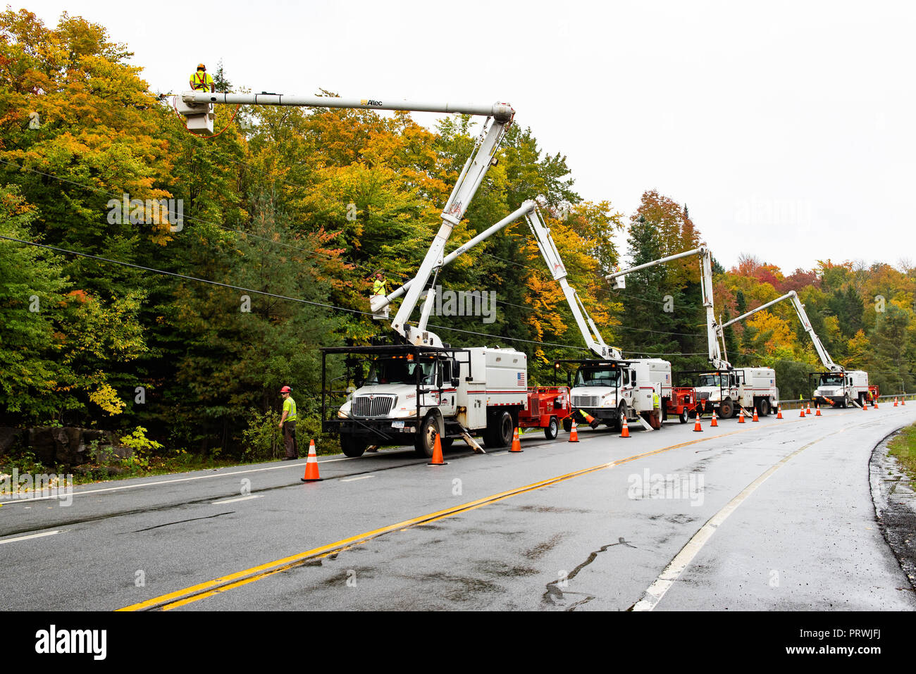 Tree Trimming Truck Stock Photos & Tree Trimming Truck Stock Images - Alamy