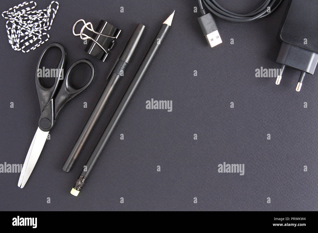Black paper clip cable hi-res stock photography and images - Alamy