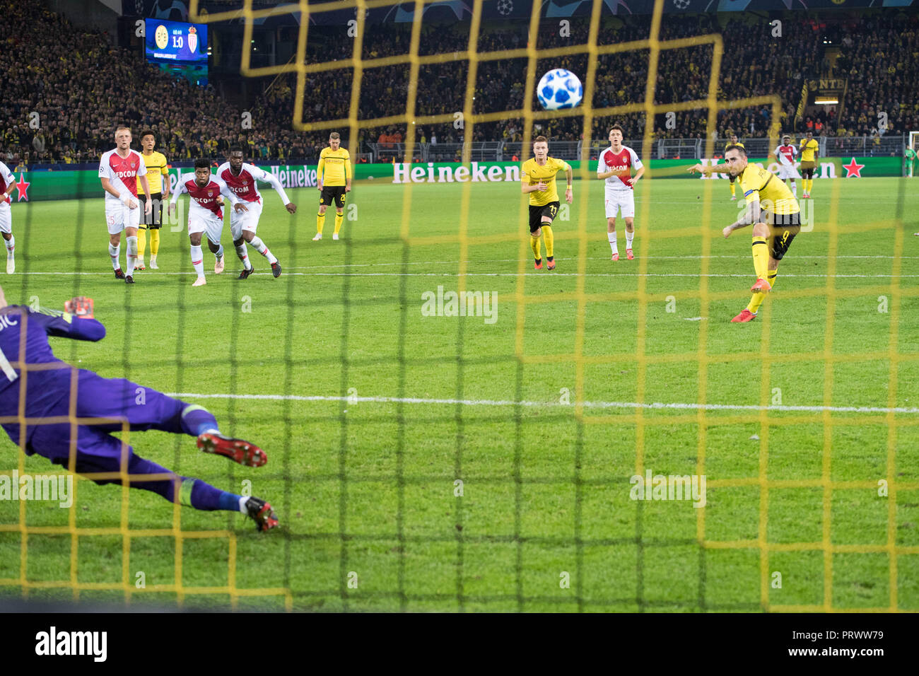 Professional football crossbar hi-res stock photography and images - Alamy